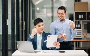 What to Say When Someone is Working Hard: 120 Uplifting Phrases