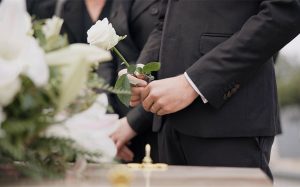 What to Say in a Sympathy Card for a Neighbor: 100 Thoughtful Phrases